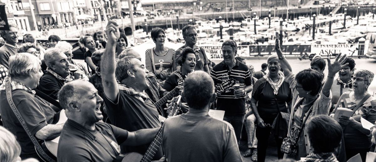 SINGING IN THE STREET – IN BASQUE – rebelbreeze